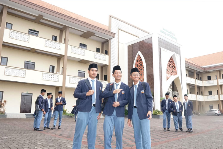 SMA Ar Rohmah Putra Malang Raih Juara Umum OSN-P 2025, 7 Siswa Lolos ke ...